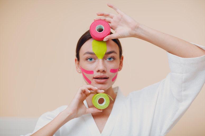 Na czym polega taping twarzy i jakie daje efekty? | Dr.Max